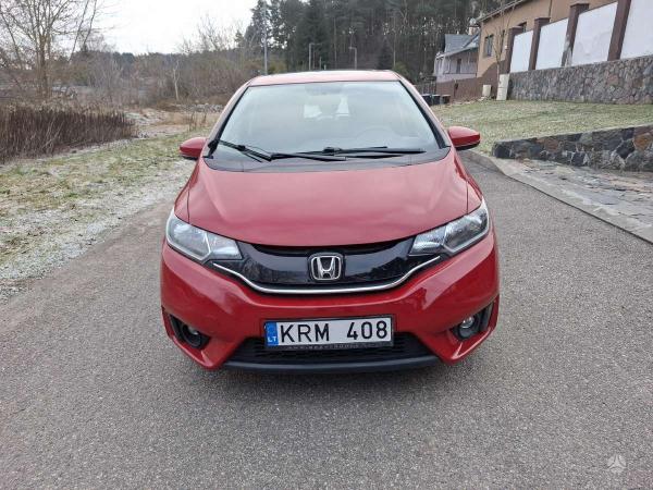 Red Honda Jazz 2015 in Vilnius, with an engine capacity of 1.50 L and mileage of 48 thousand km for 5900 €, photo 2 on AUTOMOTO.COM.LV