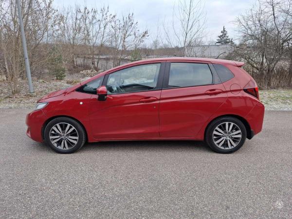 Red Honda Jazz 2015 in Vilnius, with an engine capacity of 1.50 L and mileage of 48 thousand km for 5900 €, photo 8 on AUTOMOTO.COM.LV