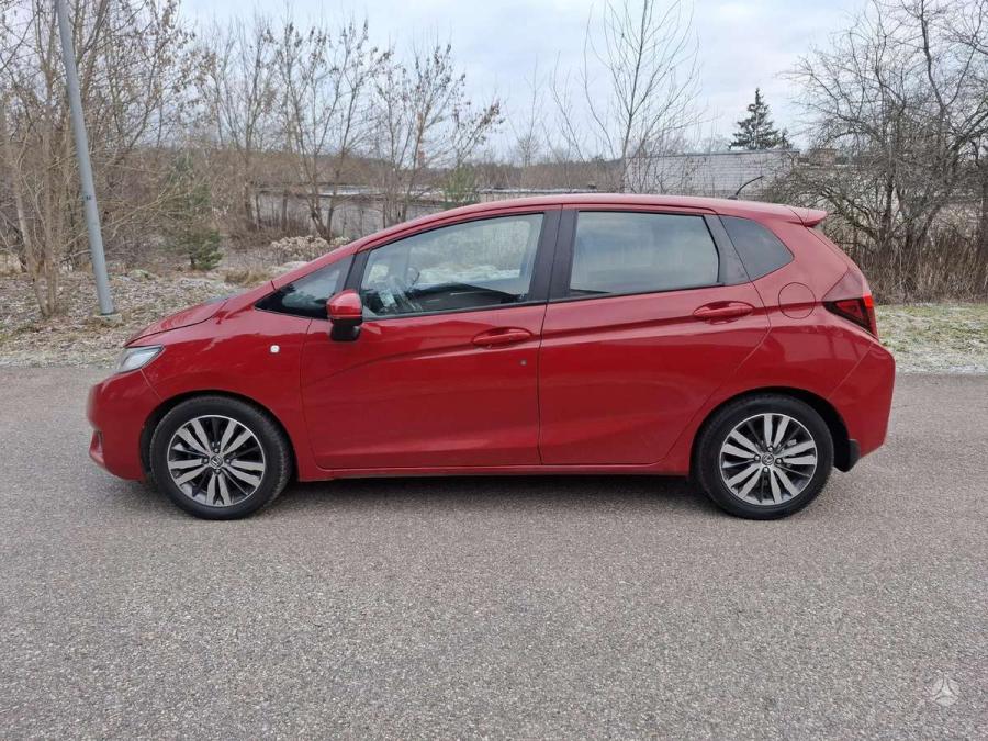 Red Honda Jazz 2015 in Vilnius, with an engine capacity of 1.50 L and mileage of 48 thousand km for 5900 €, photo 8 on AUTOMOTO.COM.LV