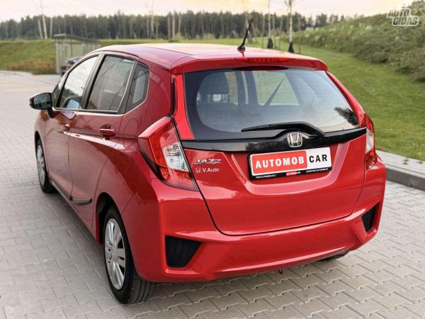Red Honda Jazz 2016 in Vilnius, with an engine capacity of 1.30 L and mileage of 213 thousand km for 7950 €, photo 10 on AUTOMOTO.COM.LV