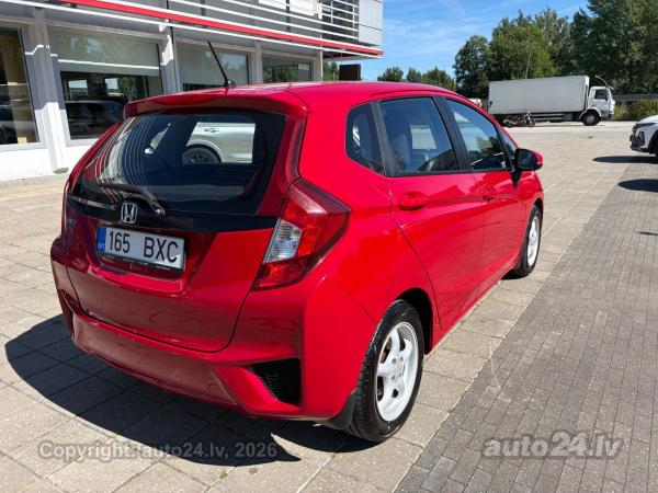 Red Honda Jazz 2018 in Johvi, with an engine capacity of 1.30 L and mileage of 101 thousand km for 7000 €, photo 6 on AUTOMOTO.COM.LV