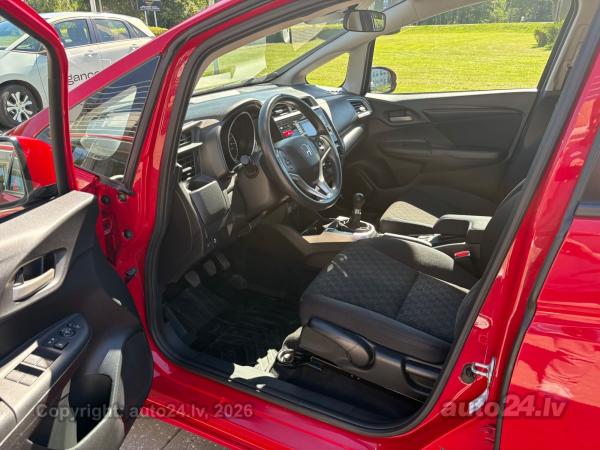 Red Honda Jazz 2018 in Johvi, with an engine capacity of 1.30 L and mileage of 101 thousand km for 7000 €, photo 9 on AUTOMOTO.COM.LV