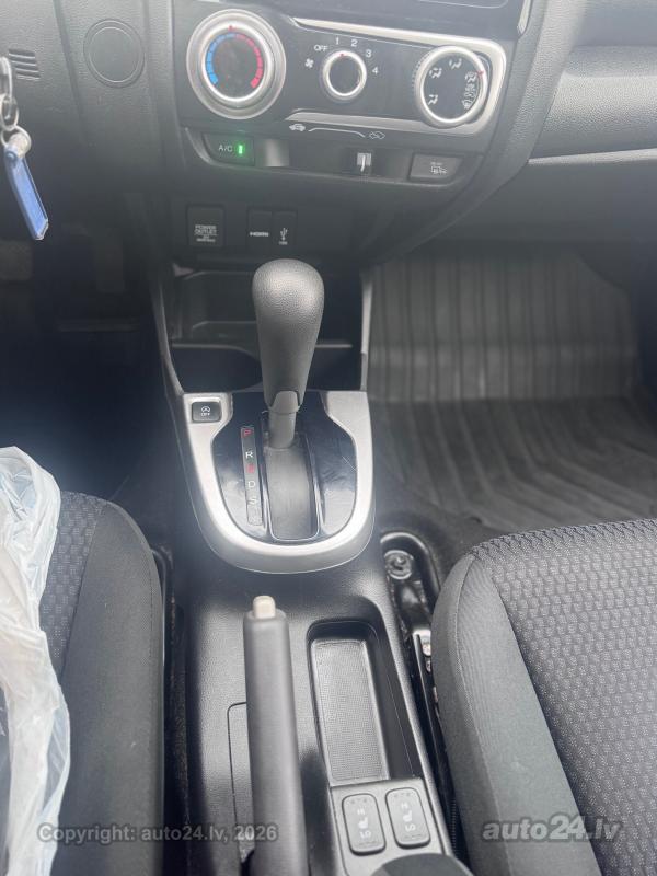 Red Honda Jazz 2020 in Tallinn, with an engine capacity of 1.30 L and mileage of 93 thousand km for 13900 €, photo 7 on AUTOMOTO.COM.LV