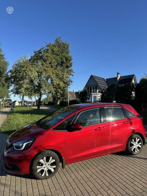 Sarkans Honda Jazz 2022 Vievis, ar dzinēja tilpumu 1.50 L un nobraukumu 25 tūkst. km par 17800 €, foto  vietnē AUTOMOTO.COM.LV