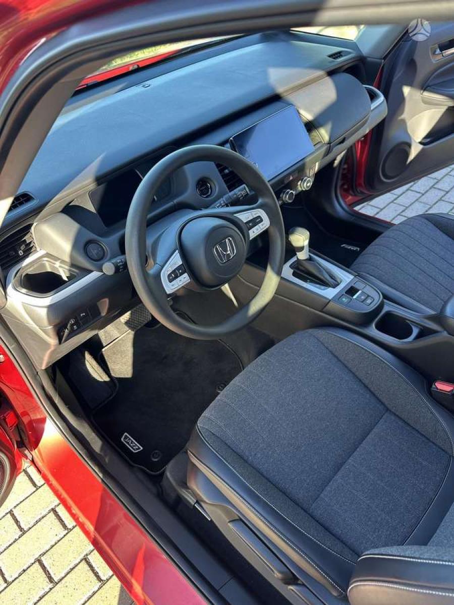 Sarkans Honda Jazz 2022 Vievis, ar dzinēja tilpumu 1.50 L un nobraukumu 25 tūkst. km par 17800 €, foto 15 vietnē AUTOMOTO.COM.LV