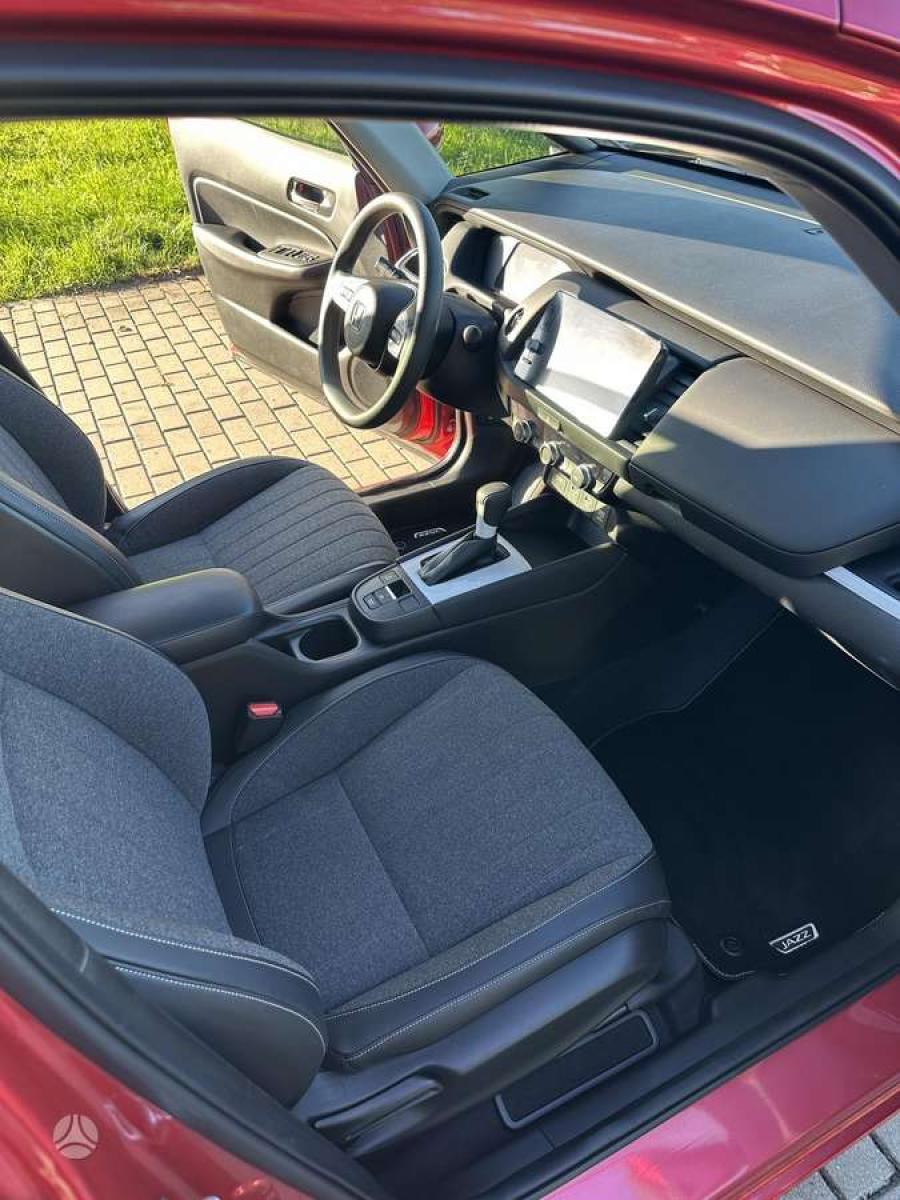 Sarkans Honda Jazz 2022 Vievis, ar dzinēja tilpumu 1.50 L un nobraukumu 25 tūkst. km par 17800 €, foto 24 vietnē AUTOMOTO.COM.LV
