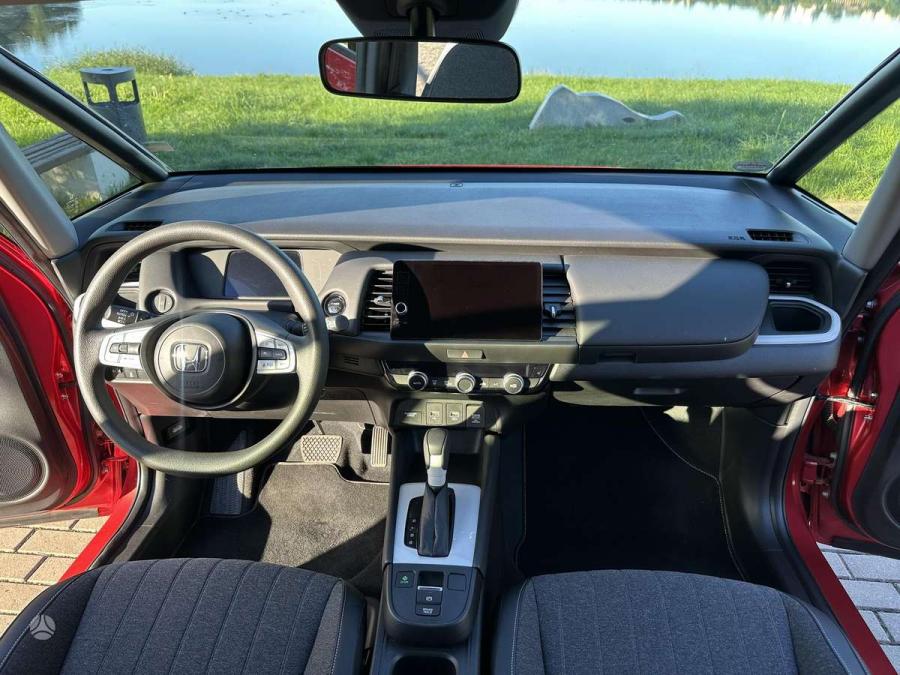 Sarkans Honda Jazz 2022 Vievis, ar dzinēja tilpumu 1.50 L un nobraukumu 25 tūkst. km par 17800 €, foto 25 vietnē AUTOMOTO.COM.LV