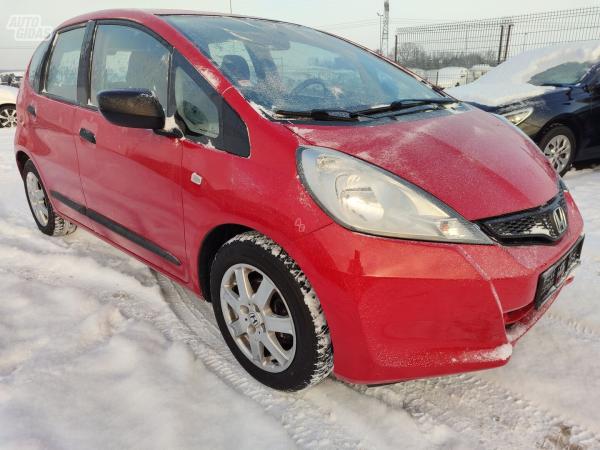 Red Honda Jazz 2012 in Marijampole, with an engine capacity of 1.20 L and mileage of 202 thousand km for 3450 €, photo 2 on AUTOMOTO.COM.LV
