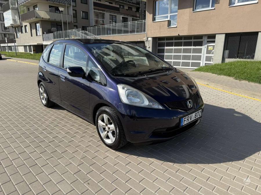 Violet Honda Jazz 2009 in Vilnius, with an engine capacity of 1.34 L and mileage of 114 thousand km for 1850 €, photo 1 on AUTOMOTO.COM.LV