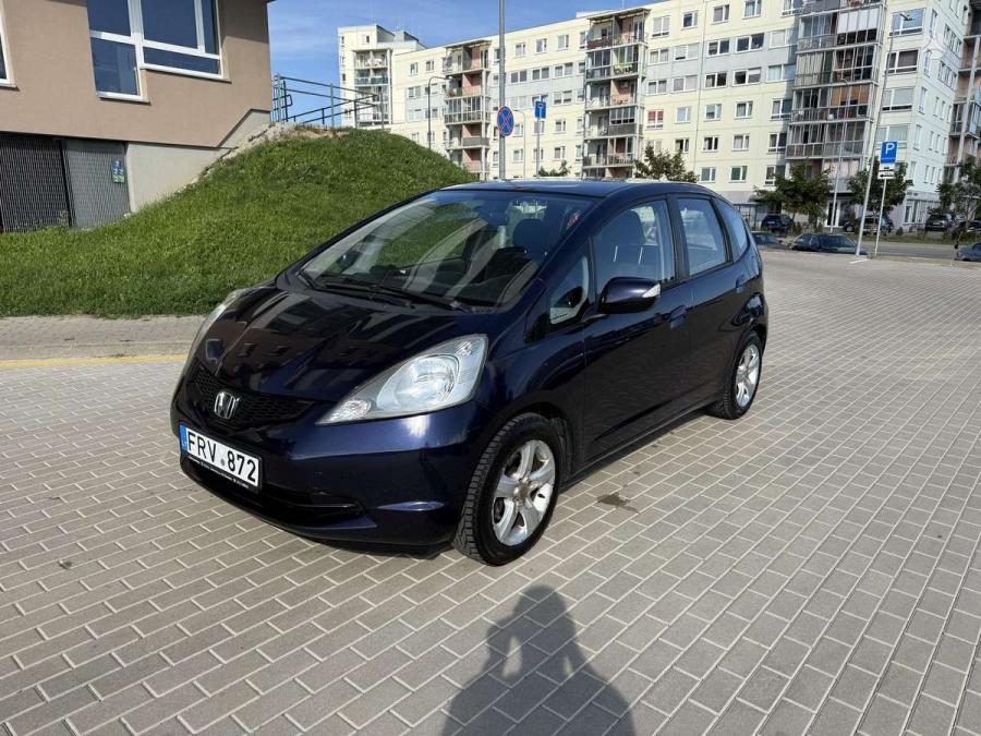 Violet Honda Jazz 2009 in Vilnius, with an engine capacity of 1.34 L and mileage of 114 thousand km for 1850 €, photo 3 on AUTOMOTO.COM.LV