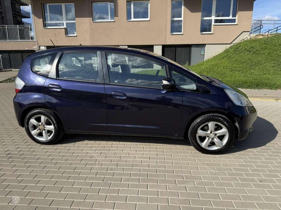 Violet Honda Jazz 2009 in Vilnius, with an engine capacity of 1.34 L and mileage of 114 thousand km for 1850 €, photo 4 on AUTOMOTO.COM.LV