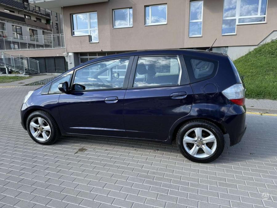 Violet Honda Jazz 2009 in Vilnius, with an engine capacity of 1.34 L and mileage of 114 thousand km for 1850 €, photo 5 on AUTOMOTO.COM.LV