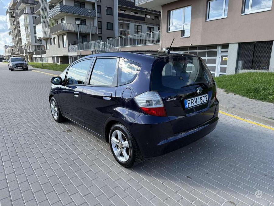 Violet Honda Jazz 2009 in Vilnius, with an engine capacity of 1.34 L and mileage of 114 thousand km for 1850 €, photo 7 on AUTOMOTO.COM.LV