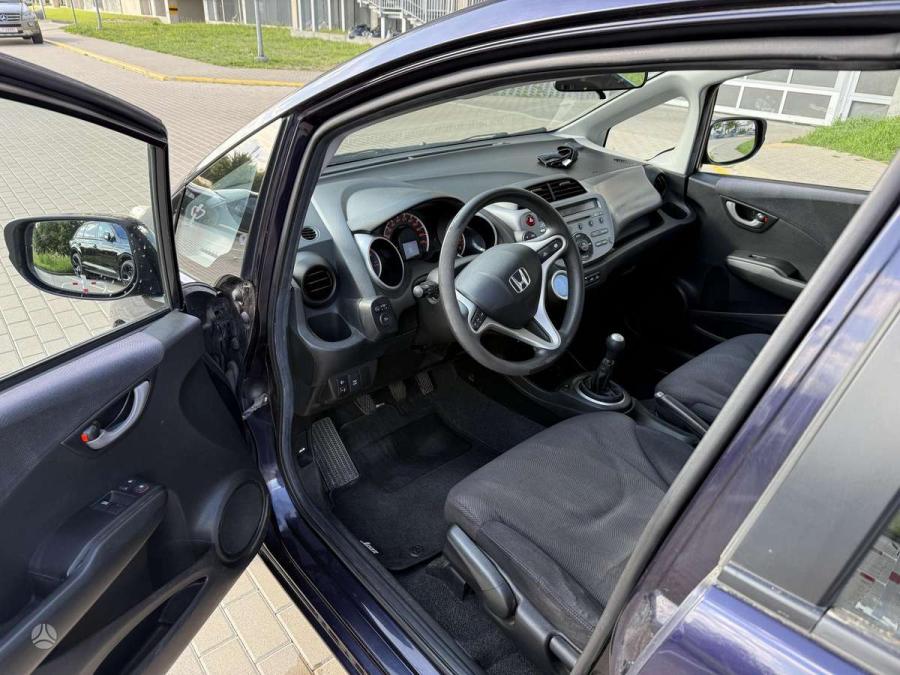 Violet Honda Jazz 2009 in Vilnius, with an engine capacity of 1.34 L and mileage of 114 thousand km for 1850 €, photo 8 on AUTOMOTO.COM.LV