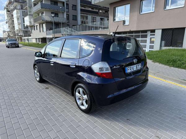Violet Honda Jazz 2009 in Vilnius, with an engine capacity of 1.34 L and mileage of 114 thousand km for 1950 €, photo 4 on AUTOMOTO.COM.LV