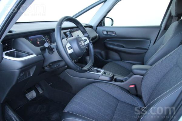 White Honda Jazz 2025 in Riga, with an engine capacity of 1.50 L and mileage of 19 thousand km for 21900 €, photo 7 on AUTOMOTO.COM.LV