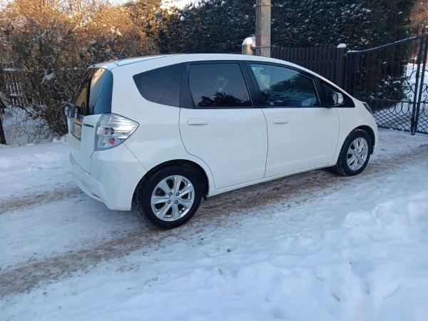 White Honda Jazz 2011 in Panevezys, with an engine capacity of 1.34 L and mileage of 200 thousand km for 5250 €, photo 3 on AUTOMOTO.COM.LV