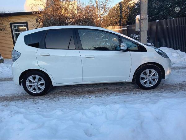 White Honda Jazz 2011 in Panevezys, with an engine capacity of 1.34 L and mileage of 200 thousand km for 5250 €, photo 4 on AUTOMOTO.COM.LV