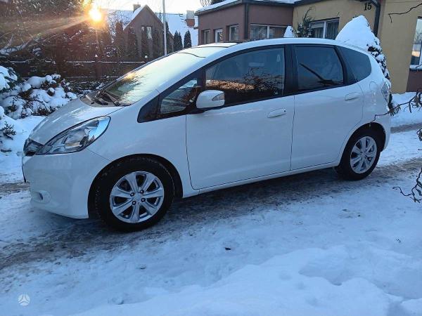 White Honda Jazz 2011 in Panevezys, with an engine capacity of 1.34 L and mileage of 200 thousand km for 5250 €, photo 6 on AUTOMOTO.COM.LV