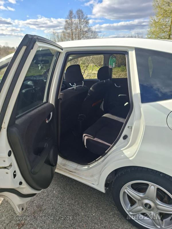 Balts Honda Jazz 2011 Tallina, ar dzinēja tilpumu 1.30 L un nobraukumu 173 tūkst. km par 5600 €, foto 7 vietnē AUTOMOTO.COM.LV