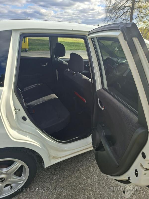 Balts Honda Jazz 2011 Tallina, ar dzinēja tilpumu 1.30 L un nobraukumu 173 tūkst. km par 5600 €, foto 9 vietnē AUTOMOTO.COM.LV