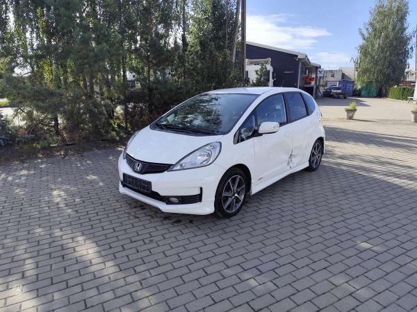 Honda Jazz 2013 Marijampole vietnÄ Balts Honda Jazz 2013 Marijampole, ar dzinÄja tilpumu 1.34 L un nobraukumu 168 tÅ«kst. km par 2700 ā¬, foto 5 vietnÄ AUTOMOTO.COM.LV