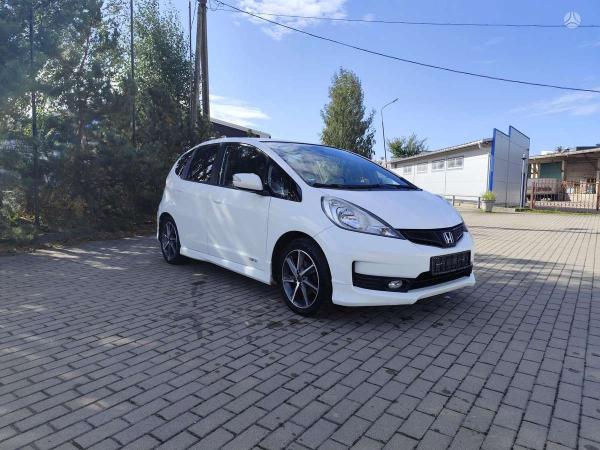 Honda Jazz 2013 Marijampole vietnÄ Balts Honda Jazz 2013 Marijampole, ar dzinÄja tilpumu 1.34 L un nobraukumu 168 tÅ«kst. km par 2700 ā¬, foto 6 vietnÄ AUTOMOTO.COM.LV