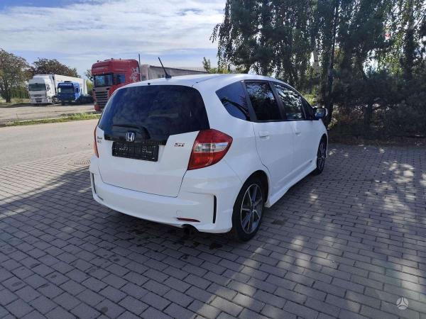 Honda Jazz 2013 Marijampole vietnÄ Balts Honda Jazz 2013 Marijampole, ar dzinÄja tilpumu 1.34 L un nobraukumu 168 tÅ«kst. km par 2700 ā¬, foto 10 vietnÄ AUTOMOTO.COM.LV