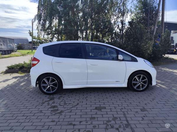 Honda Jazz 2013 Marijampole vietnÄ Balts Honda Jazz 2013 Marijampole, ar dzinÄja tilpumu 1.34 L un nobraukumu 168 tÅ«kst. km par 2700 ā¬, foto 11 vietnÄ AUTOMOTO.COM.LV