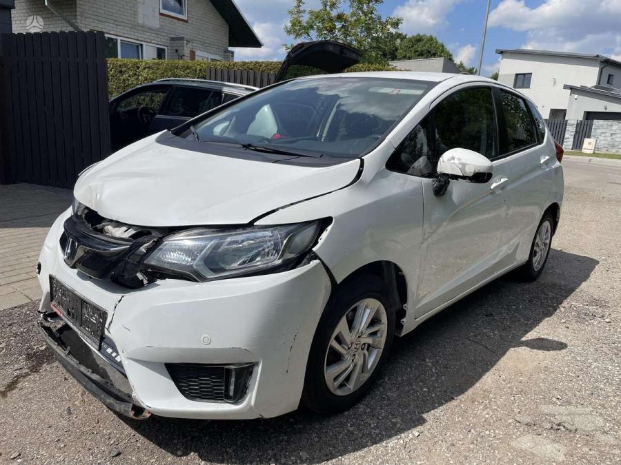 White Honda Jazz 2016 in Panevezys, with an engine capacity of 1.40 L and mileage of 58 thousand km for 2900 €, photo 3 on AUTOMOTO.COM.LV