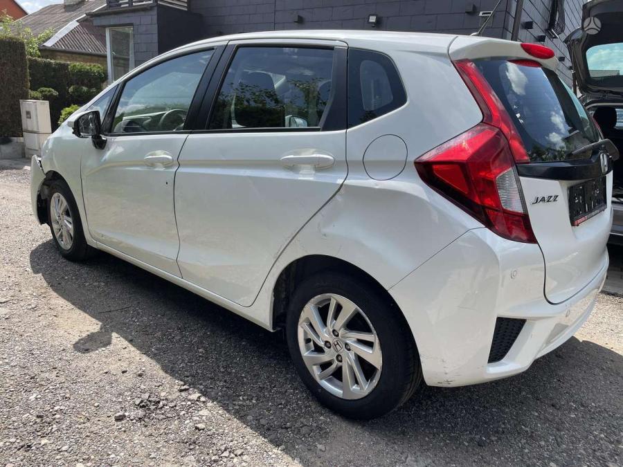 White Honda Jazz 2016 in Panevezys, with an engine capacity of 1.40 L and mileage of 58 thousand km for 2900 €, photo 5 on AUTOMOTO.COM.LV