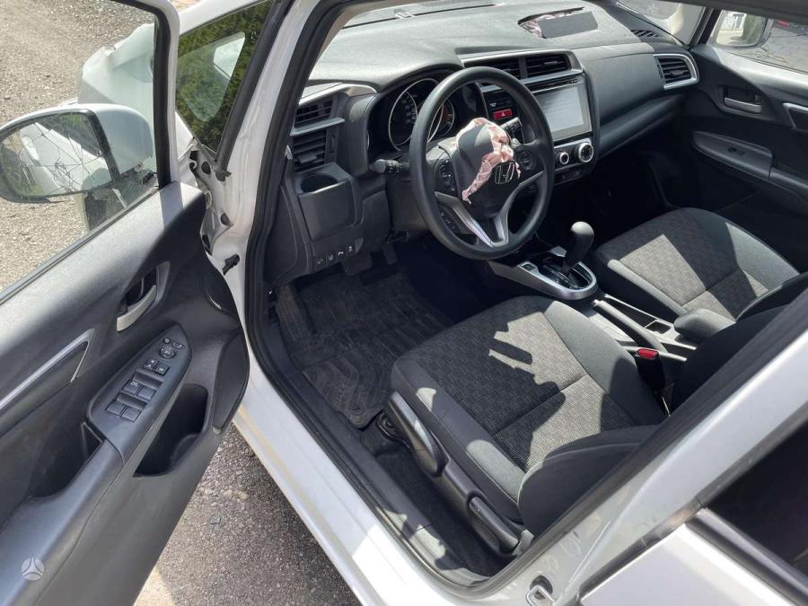 White Honda Jazz 2016 in Panevezys, with an engine capacity of 1.40 L and mileage of 58 thousand km for 2900 €, photo 6 on AUTOMOTO.COM.LV