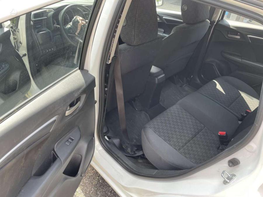 White Honda Jazz 2016 in Panevezys, with an engine capacity of 1.40 L and mileage of 58 thousand km for 2900 €, photo 8 on AUTOMOTO.COM.LV