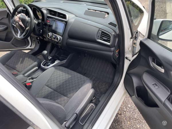 White Honda Jazz 2016 in Panevezys, with an engine capacity of 1.40 L and mileage of 58 thousand km for 2900 €, photo 9 on AUTOMOTO.COM.LV