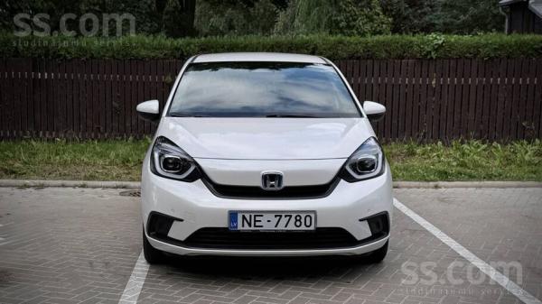 White Honda Jazz 2022 in Riga, with an engine capacity of 1.50 L and mileage of 53 thousand km for 17100 €, photo 5 on AUTOMOTO.COM.LV