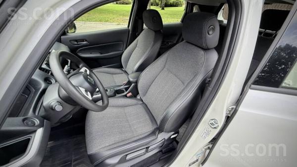 White Honda Jazz 2022 in Riga, with an engine capacity of 1.50 L and mileage of 53 thousand km for 17100 €, photo 6 on AUTOMOTO.COM.LV