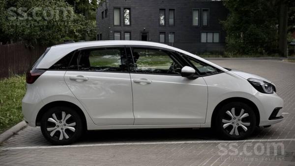 White Honda Jazz 2022 in Riga, with an engine capacity of 1.50 L and mileage of 53 thousand km for 17100 €, photo 7 on AUTOMOTO.COM.LV