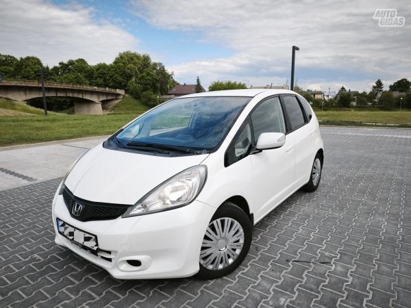 White Honda Jazz 2015 in Jurbarkas, with an engine capacity of 1.30 L and mileage of 173 thousand km for 4250 €, photo 1 on AUTOMOTO.COM.LV