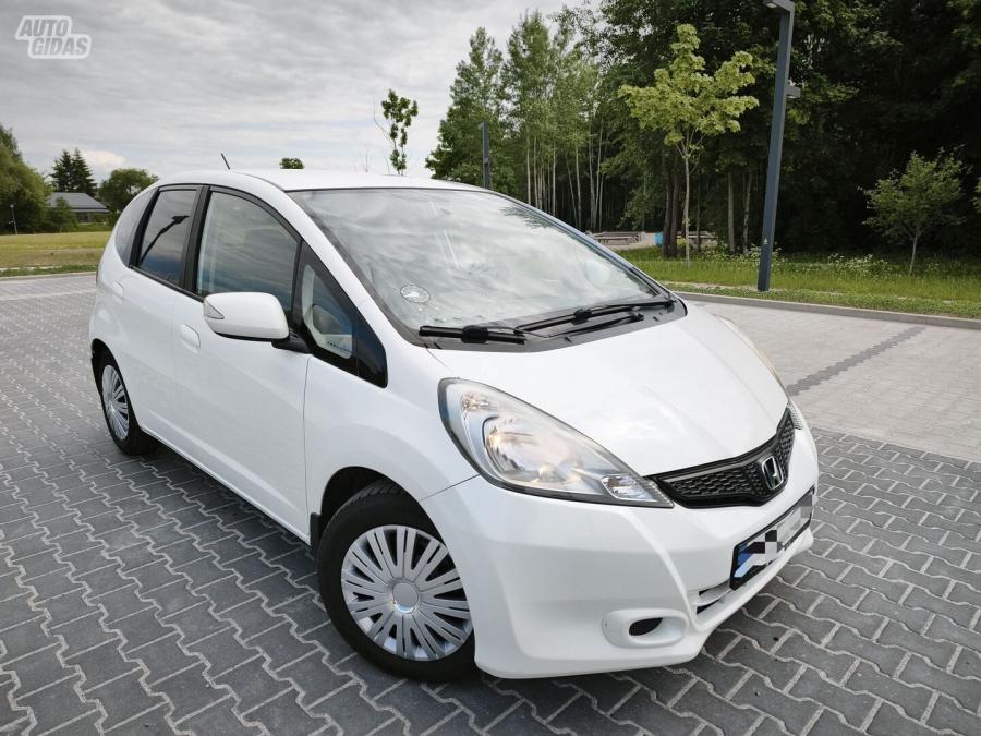 White Honda Jazz 2015 in Jurbarkas, with an engine capacity of 1.30 L and mileage of 173 thousand km for 4250 €, photo 3 on AUTOMOTO.COM.LV