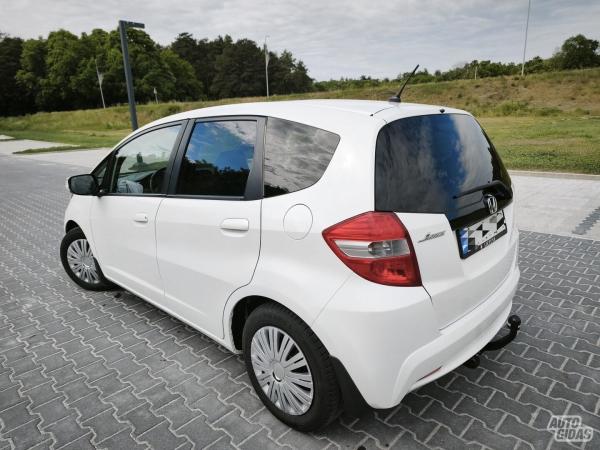 White Honda Jazz 2015 in Jurbarkas, with an engine capacity of 1.30 L and mileage of 173 thousand km for 4250 €, photo 4 on AUTOMOTO.COM.LV