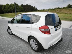 White Honda Jazz 2015 in Jurbarkas, with an engine capacity of 1.30 L and mileage of 173 thousand km for 4250 €, photo 5 on AUTOMOTO.COM.LV