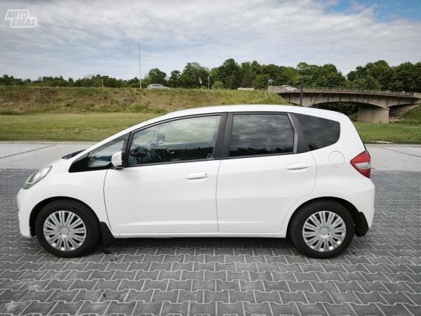 White Honda Jazz 2015 in Jurbarkas, with an engine capacity of 1.30 L and mileage of 173 thousand km for 4250 €, photo 5 on AUTOMOTO.COM.LV