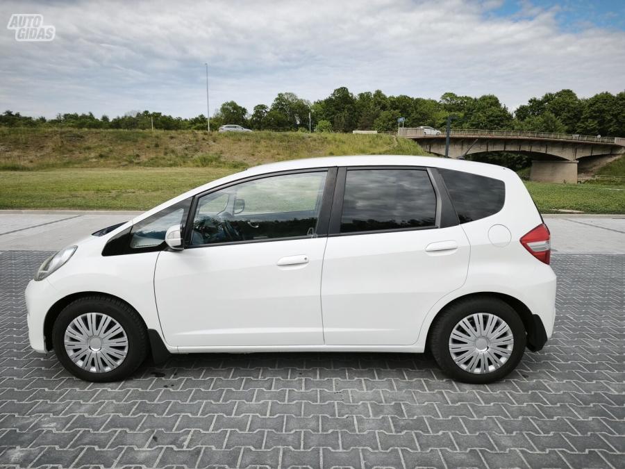 White Honda Jazz 2015 in Jurbarkas, with an engine capacity of 1.30 L and mileage of 173 thousand km for 4250 €, photo 6 on AUTOMOTO.COM.LV