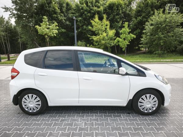 White Honda Jazz 2015 in Jurbarkas, with an engine capacity of 1.30 L and mileage of 173 thousand km for 4250 €, photo 6 on AUTOMOTO.COM.LV