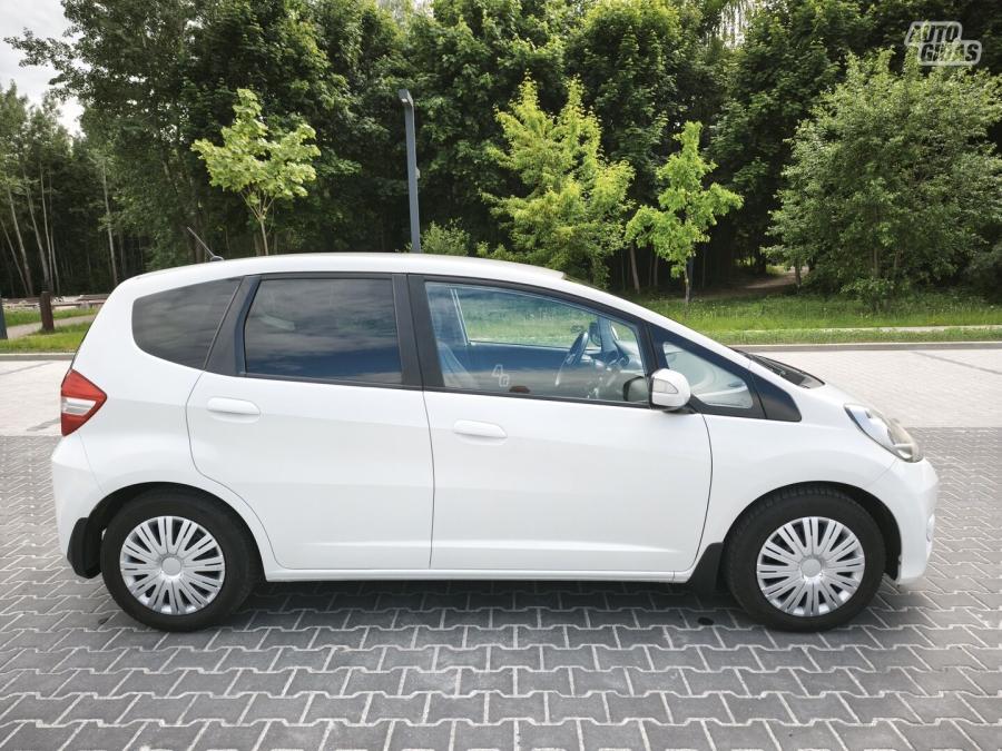 White Honda Jazz 2015 in Jurbarkas, with an engine capacity of 1.30 L and mileage of 173 thousand km for 4250 €, photo 7 on AUTOMOTO.COM.LV