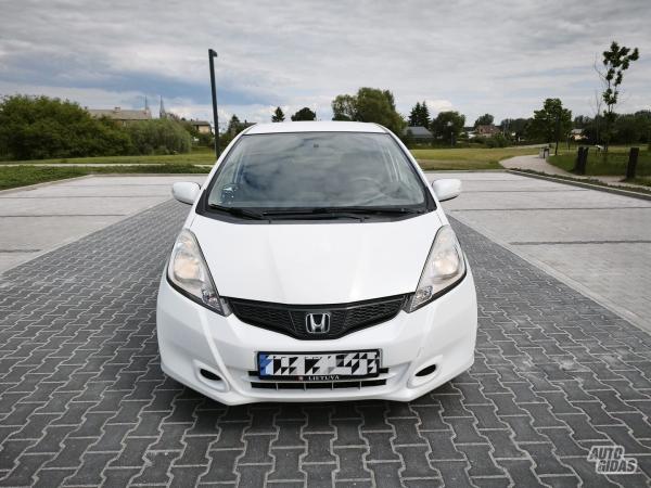 White Honda Jazz 2015 in Jurbarkas, with an engine capacity of 1.30 L and mileage of 173 thousand km for 4250 €, photo 7 on AUTOMOTO.COM.LV
