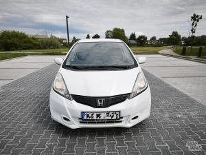 White Honda Jazz 2015 in Jurbarkas, with an engine capacity of 1.30 L and mileage of 173 thousand km for 4250 €, photo 8 on AUTOMOTO.COM.LV