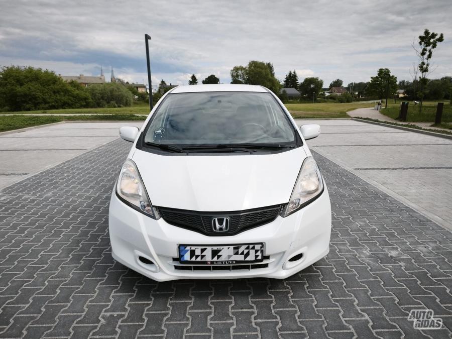 White Honda Jazz 2015 in Jurbarkas, with an engine capacity of 1.30 L and mileage of 173 thousand km for 4250 €, photo 8 on AUTOMOTO.COM.LV