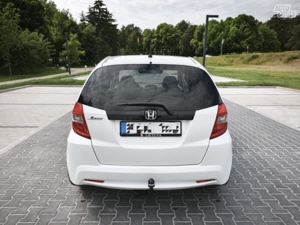White Honda Jazz 2015 in Jurbarkas, with an engine capacity of 1.30 L and mileage of 173 thousand km for 4250 €, photo 8 on AUTOMOTO.COM.LV