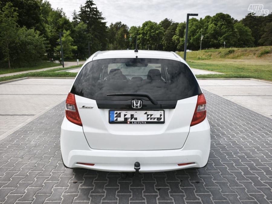 White Honda Jazz 2015 in Jurbarkas, with an engine capacity of 1.30 L and mileage of 173 thousand km for 4250 €, photo 9 on AUTOMOTO.COM.LV